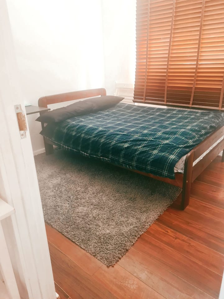 Near Heathrow Small Double Bed Get 2ppl On Request - Hounslow