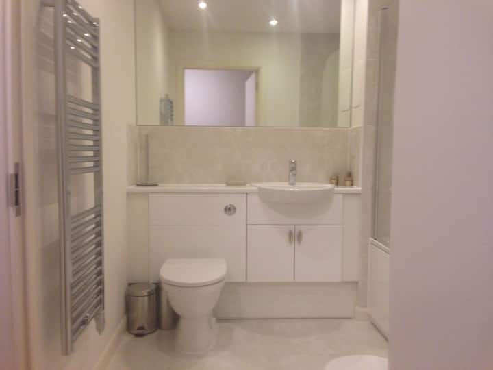 Lovely, Clean Flat 15 Mins Away Frm Central London - Hayes