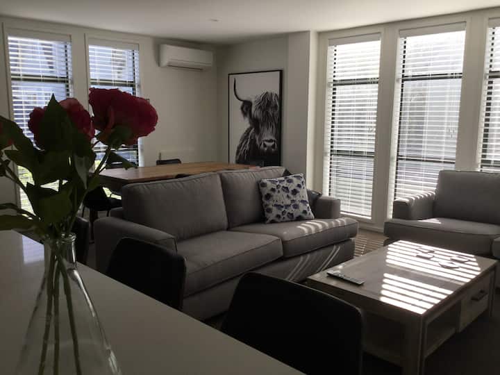 Modern And Convenient Townhouse - Christchurch