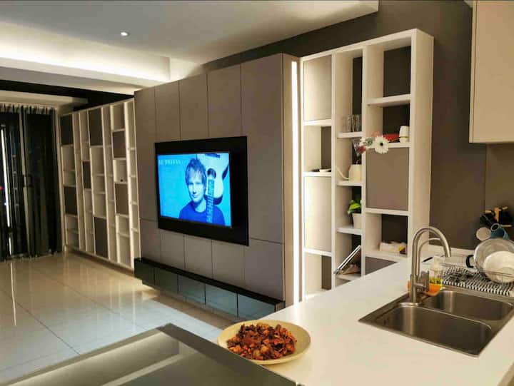 Huge 1bdr Apartment - Free Netflix - White Linen - Bukit Bintang