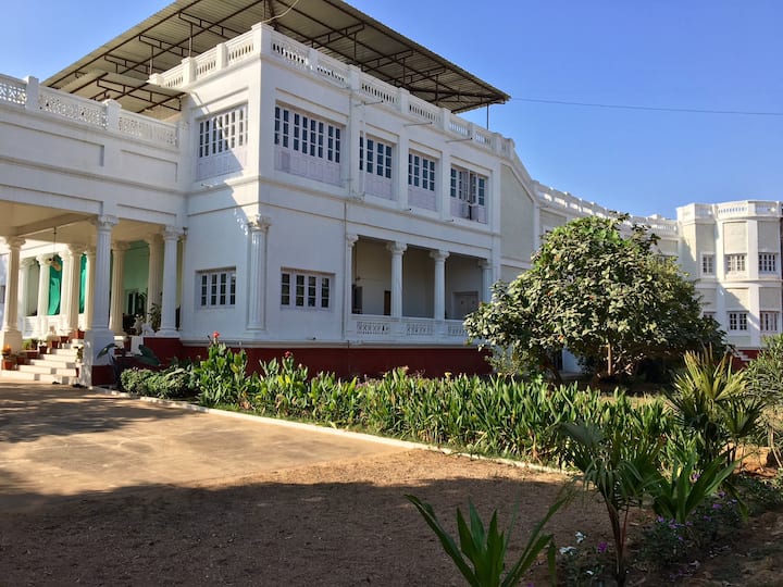 Residence & Heritage Palace Of The Royal Family - Himatnagar