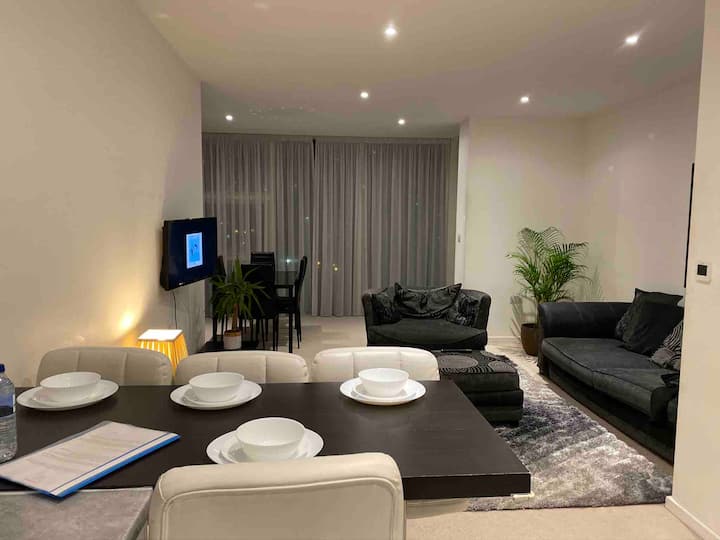 Spacious 2br London Flat | Sleeps 5 - London