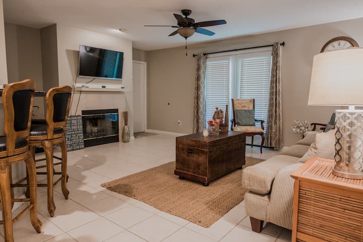 Spacious 2bd/2ba Condo, Close To Beach & Tc - Jacksonville, FL