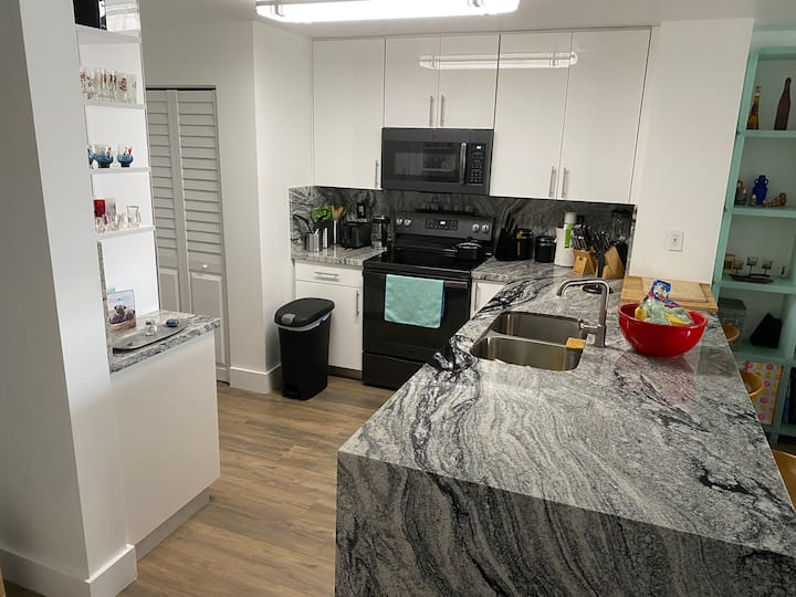 Private Room On A Modern Apartment In South Beach - Miami Beach, FL