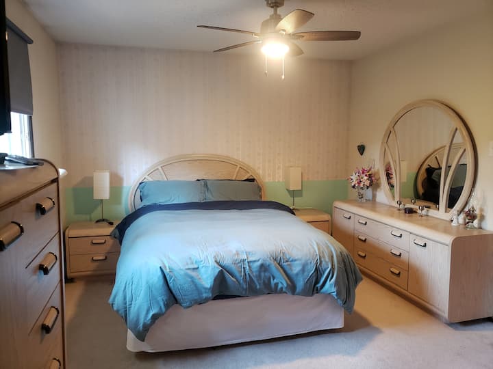 Private Queen Room W/ Ensuite In A Friendly House - カナダ エドモントン