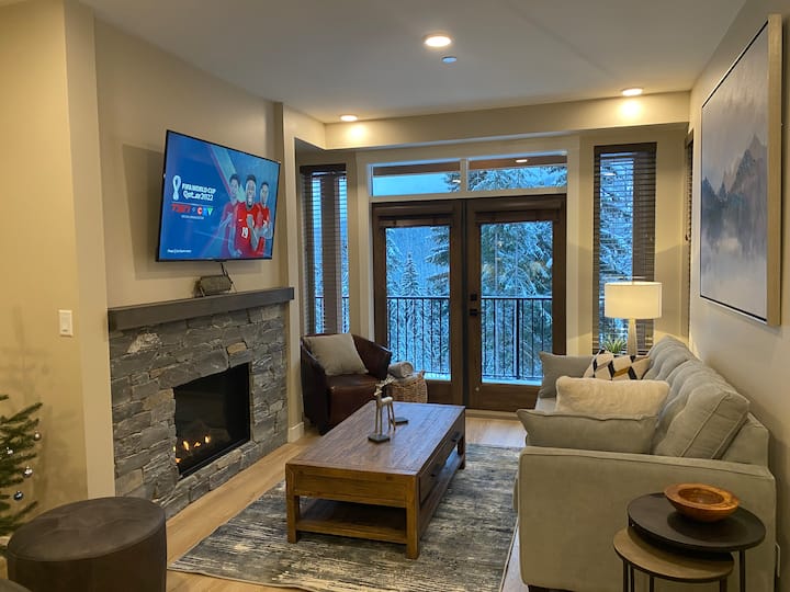 Cozy Modern Ski-in/ski-out, Hot Tub, Townhouse - Sun Peaks