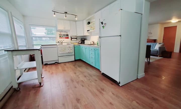 Stay At The Flying Beaver Cottage,  Charming 2 Bedroom Retreat. - Kawartha Lakes