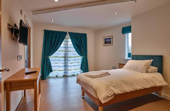 Amethyst, Opal & Garnet, Three Bdrm Apt(lrg Loung) - Cupar