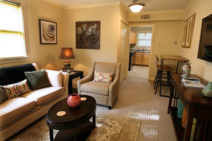Charming And Cozy Living In The Brown Door Cottage - Memphis, TN