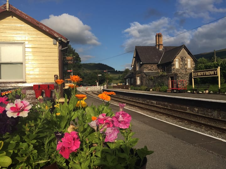 Porter's Lodge By Heritage Railway Line/free Parki - Llangollen