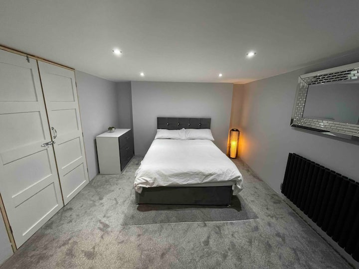 Quiet Basement Room - Île de Man