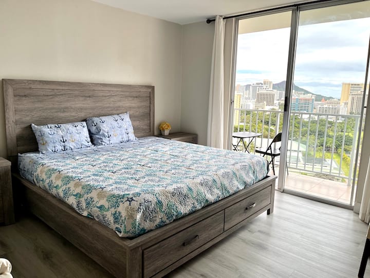 High Floor Waikiki Ocean View Condo W/balcony - Honolulu, HI