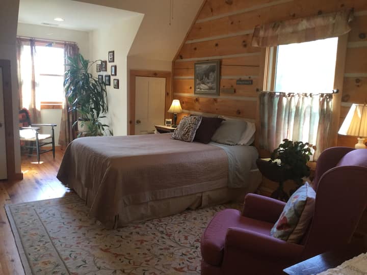 Log Home/bed & Breakfast, With Breaktaking Views - Big Island, VA