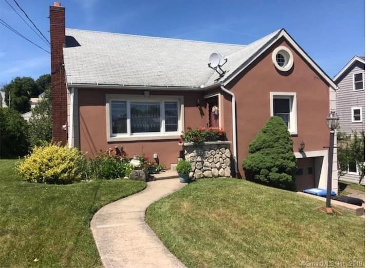 Sunflower Suite: New Britain Home With A Soul! - Bristol, CT