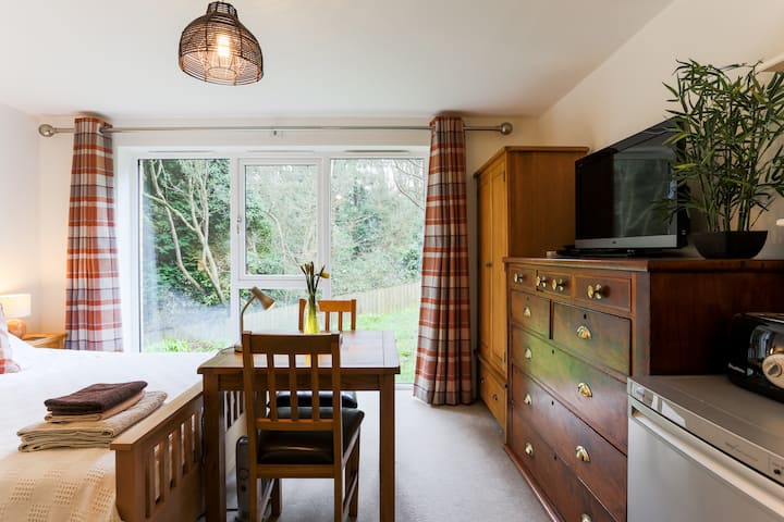 Woodland Suite At Treetops, Duporth Private Beach - St Austell