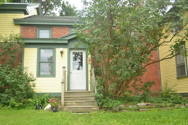 Historic Farmhouse Apartment (The 4 Seasons) - Vermont