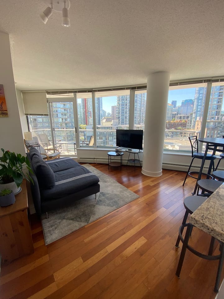 Downtown Vancity Condo Living W/ Office Space - Vancouver