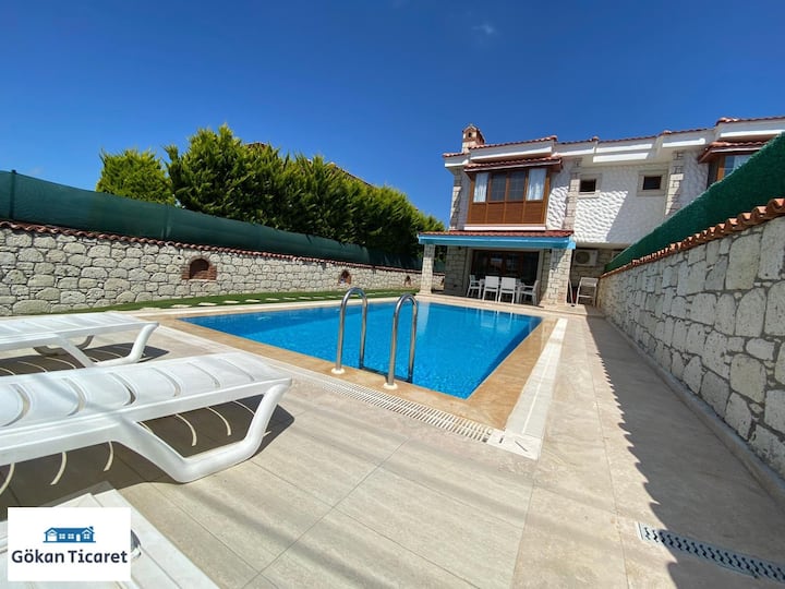 Alaçatı Merkezde Havuzlu 3+1 öZel Villa - Alaçatı