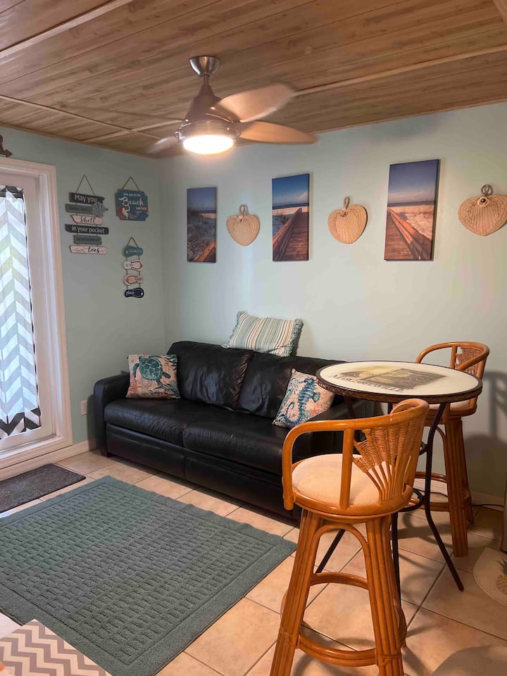 A Slice Of Paradise With Pool & Private Entrance - Port St. Lucie, FL