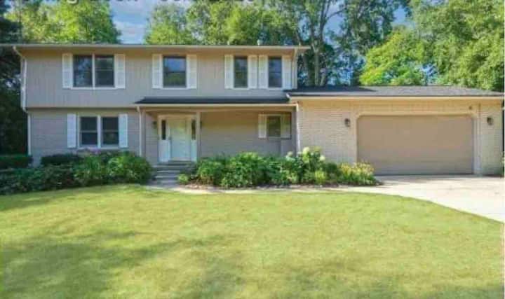 Villa Patricia  Ideal For Long Stays-near Lakes - Rochester Hills, MI