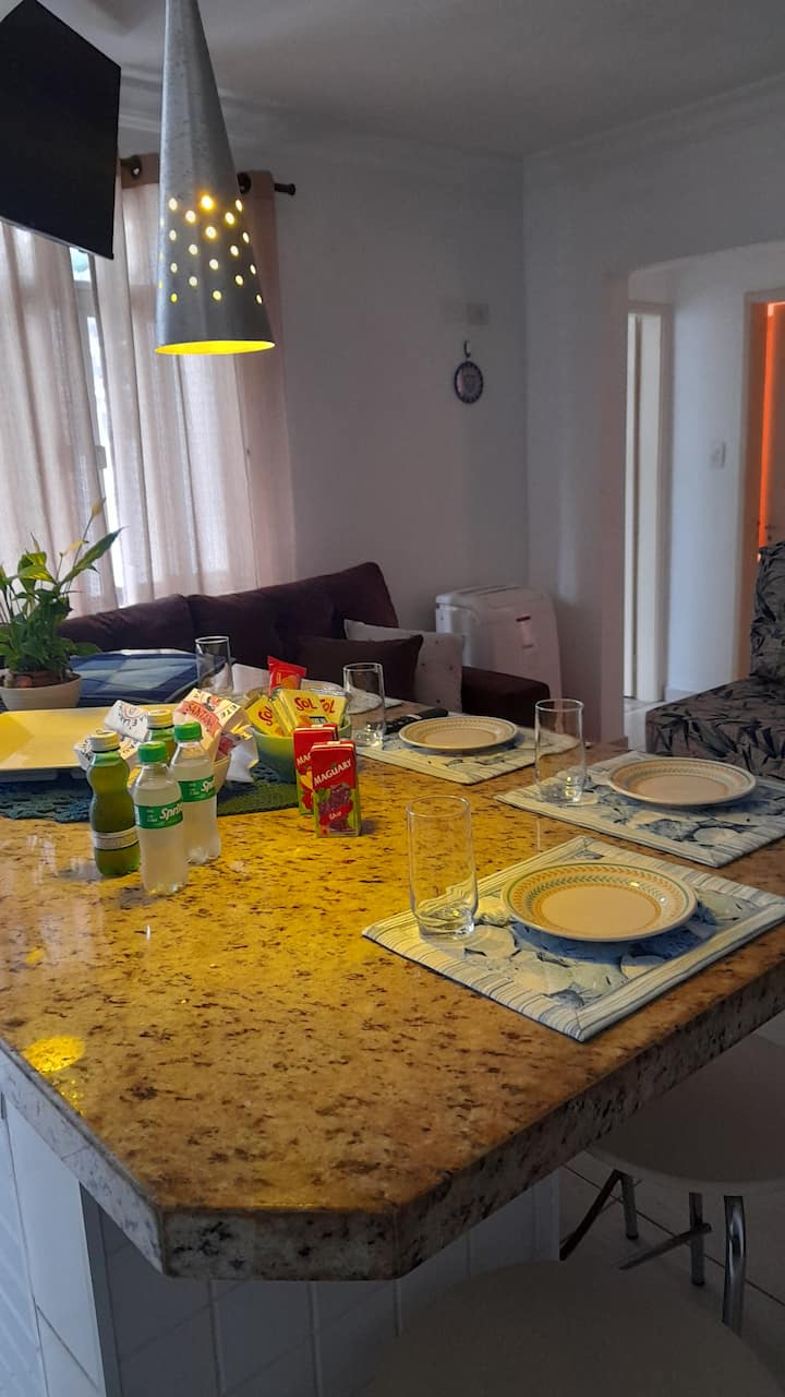 Apê Centro Ubatuba  Frente à Orla 2 Qtos 5pe Ar - Ubatuba