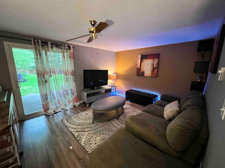 2 Bedroom Lower Apartment / Walk Out Basement - 오샤와