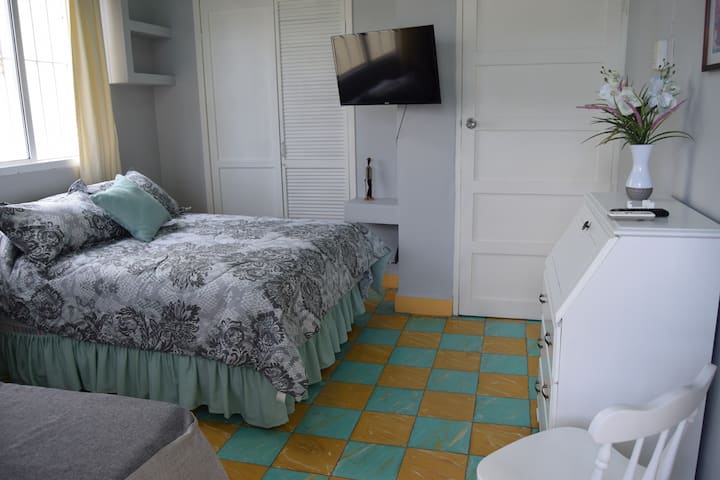 La Casa De Clara: Just Steps From The Beach! - Costa Dorada