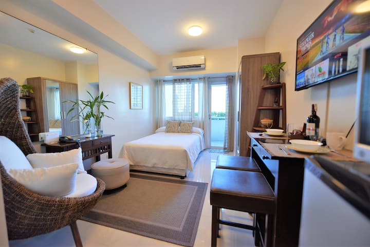 Resort Vibe Poolside Terrace Wifi +Netflix+cabletv - Quezon City