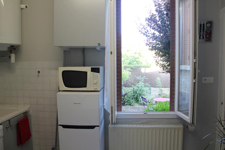 Maison Calme Avec Cour Fleurie - ibis Lyon Est Bron