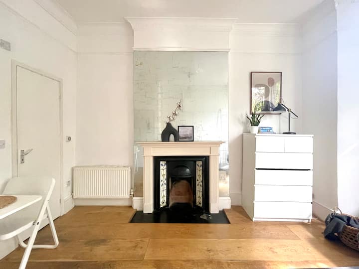 Stylish Studio In Shepherd's Bush - Hammersmith - London