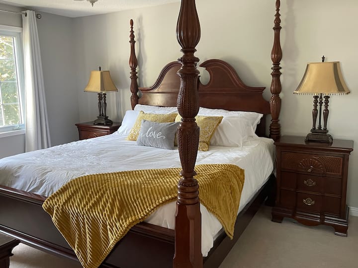 Beautiful 3 Brm With 2 King Beds/free Parking - Kingston