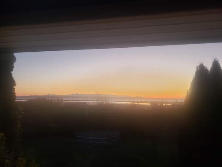 High End Home With Vaulted Ceilings.  Great View - Everett, WA