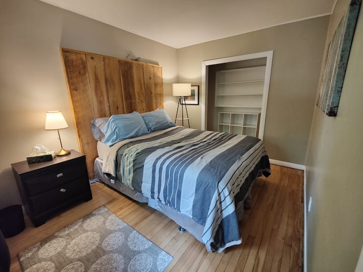 Spacious, Comfy 2 Bd Apt - Walk Downtown! - Greater Sudbury