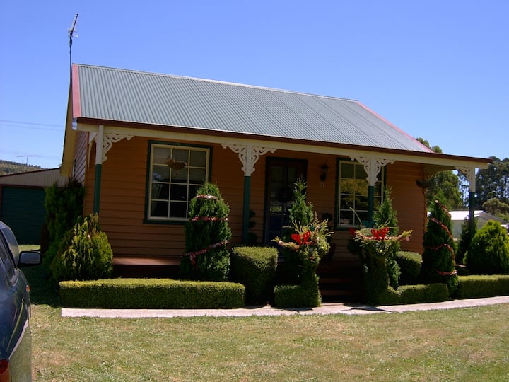 "Grand Ole Topiary" Cottage - Sheffield