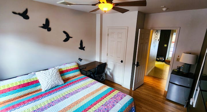 Downtown 🌇 Kitchen & Roof Decks - Wanderlust Room - Harrisburg, PA