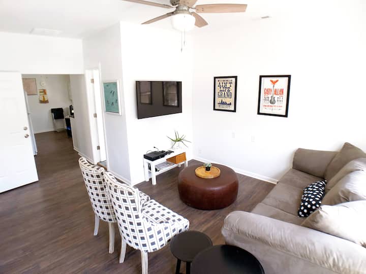 Top Floor City Apartment - Free Street Parking! - Chicago