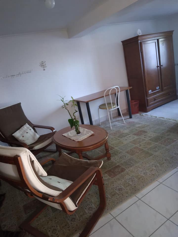 Grande Chambre Dans Un Rdc De Maison - Pérouges
