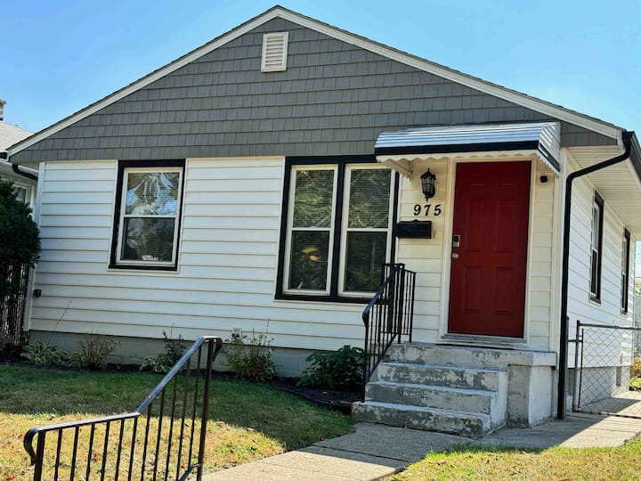 Cozy 3-bdrm2-bath Home, Sleeps6 - Columbus, OH