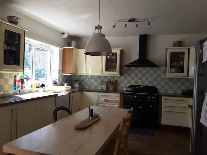 Bright Spacious Comfortable 4 Bedroom Family House - Edinburgh, UK
