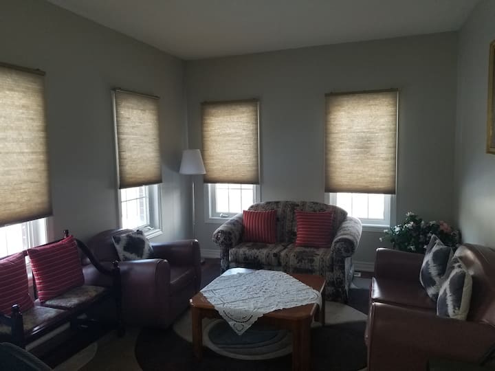 Specious Room With Washroom In A Cozy House - Brampton