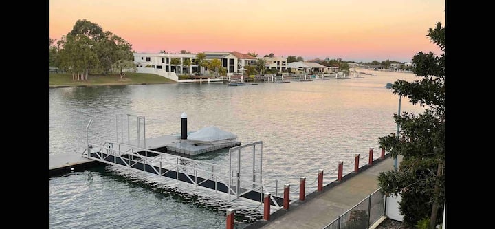 Waterfront Apt 2 Beds, 2 Baths & Pool - Sunshine Coast