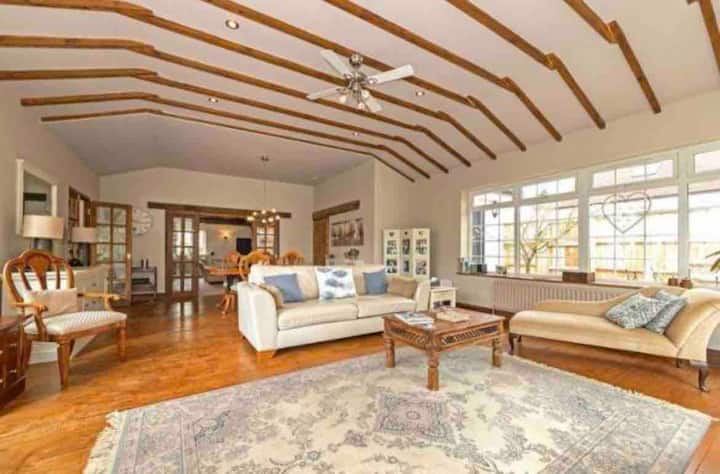 Cheerful 5-bedroom House With Indoor Fireplace - Milton Keynes