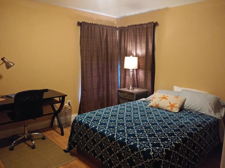 Reinhardt Family Home In A Quiet Community - Tampa, FL