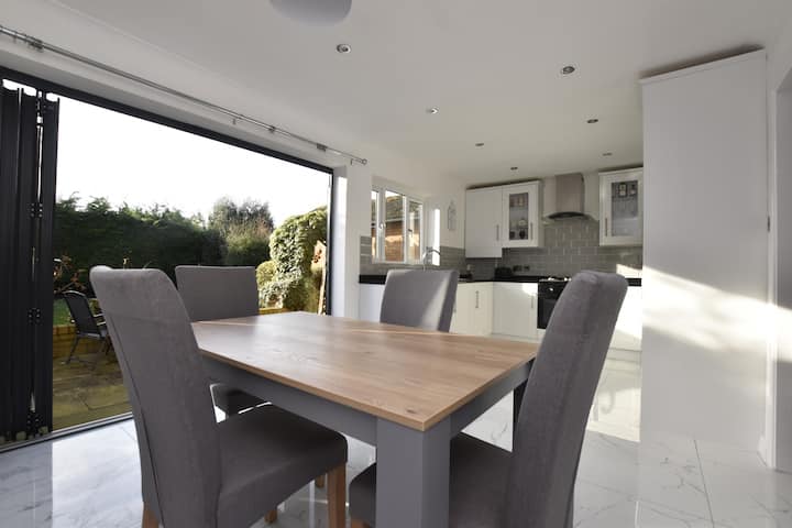 Detached House Two Minute From Races. 4.9% Rating - Cheltenham