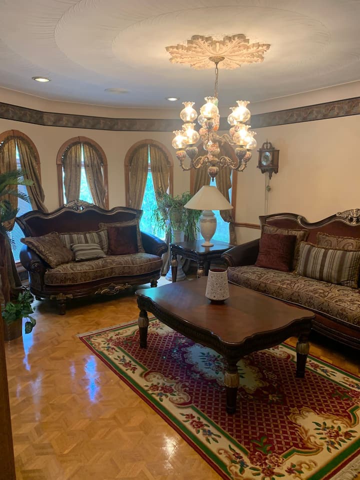 Traditional Antique Home - Sarnia