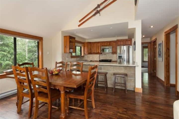5 Bedroom With Hot Tub Home On Culdesac-creekside. - Whistler