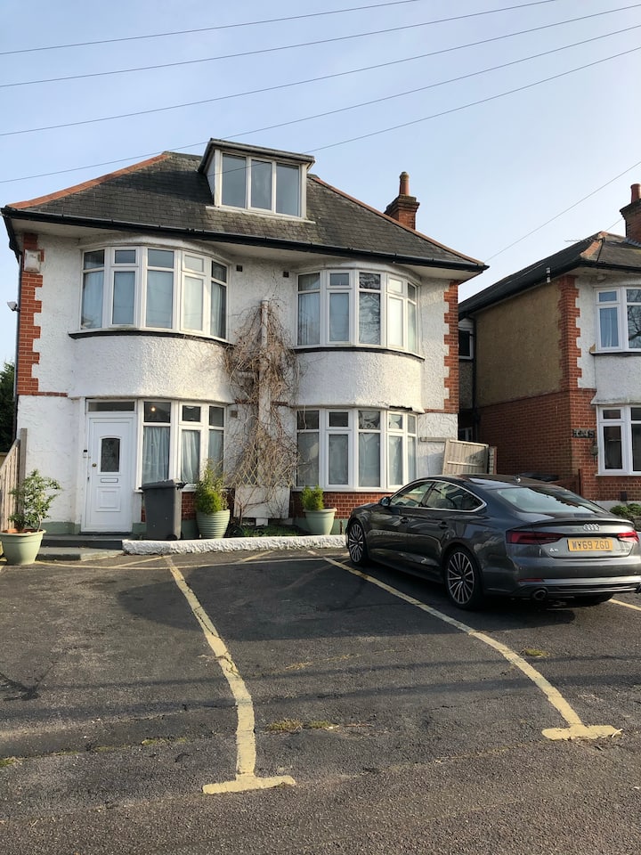 9 Bed House With Garden & Parking - Mudeford