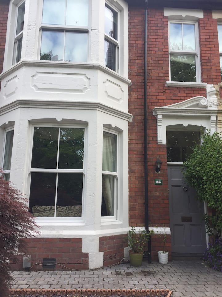 Large Home Ideal For Champions League Final - Barry