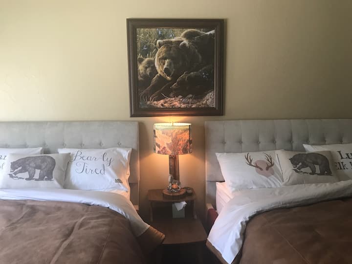 104 Park Hotel Yellowstone-private 2 Queen 1 Bath - Gardiner, MT