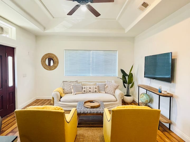 Admire Scenic Dtla Views - Near Universal & Disney - Los Angeles, CA
